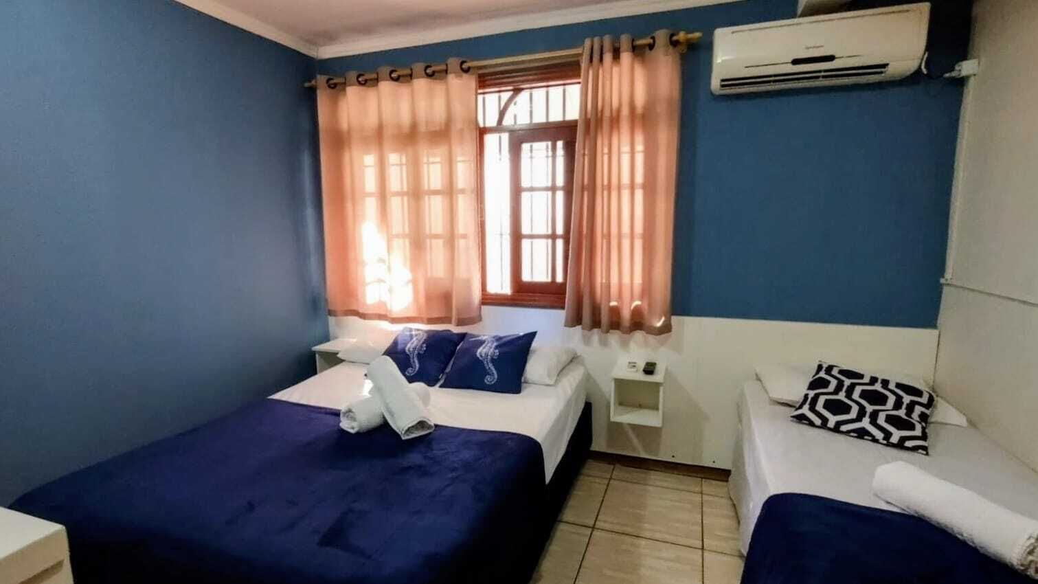 Quarto triplo econômico, 1 quarto | Frigobar, Wi-Fi de cortesia, roupa de cama