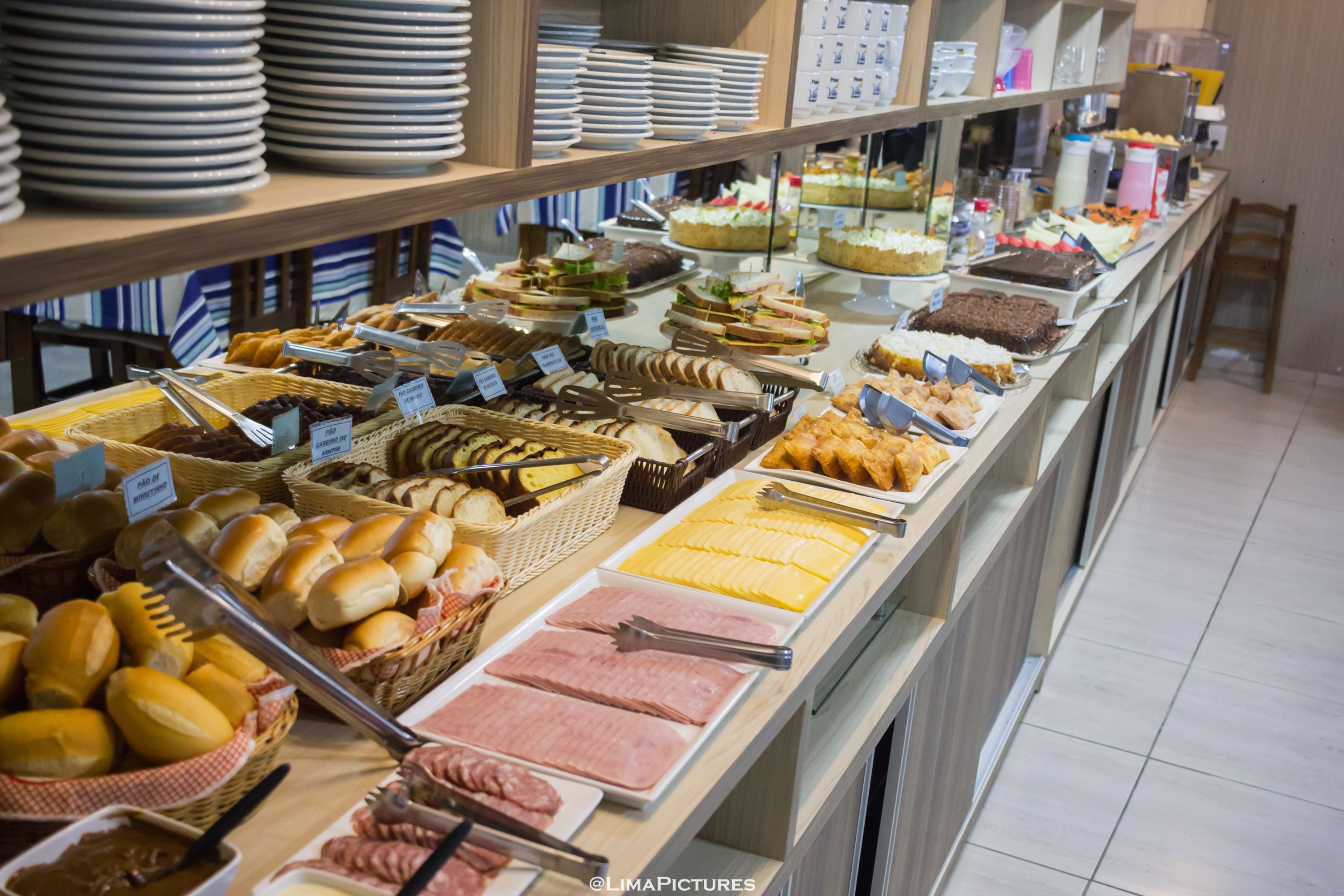 Café da manhã com buffet grátis todos os dias