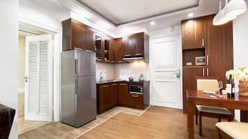 Estúdio superior, 1 cama King, para não fumantes, banheira | Cozinha privada | Geladeira, micro-ondas, fogão, cooktop