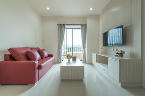 Quarto Twin de Luxo | Sala de estar | TV de ecrã plano 