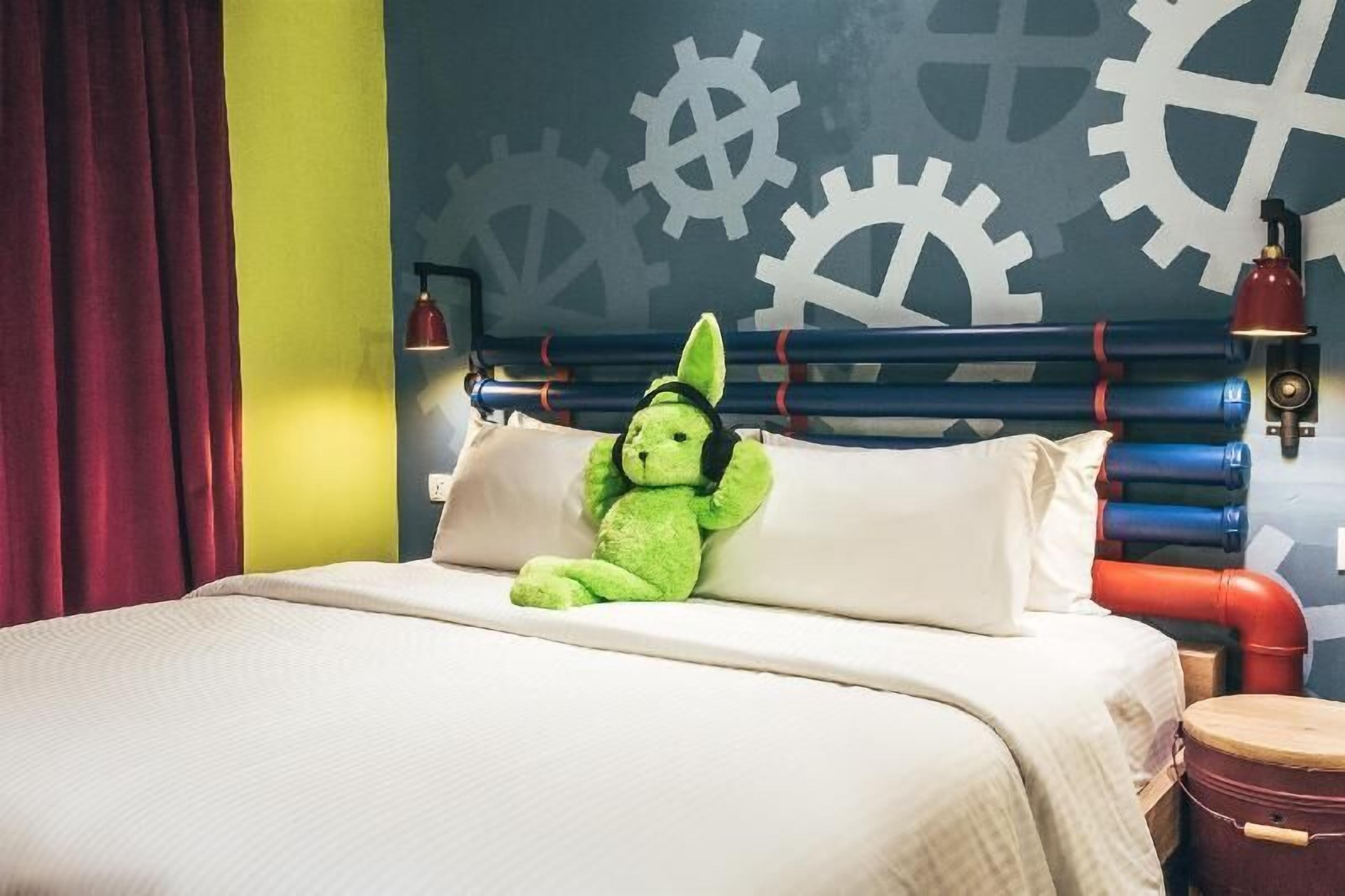 Roupas de cama premium, frigobar, cofres nos quartos