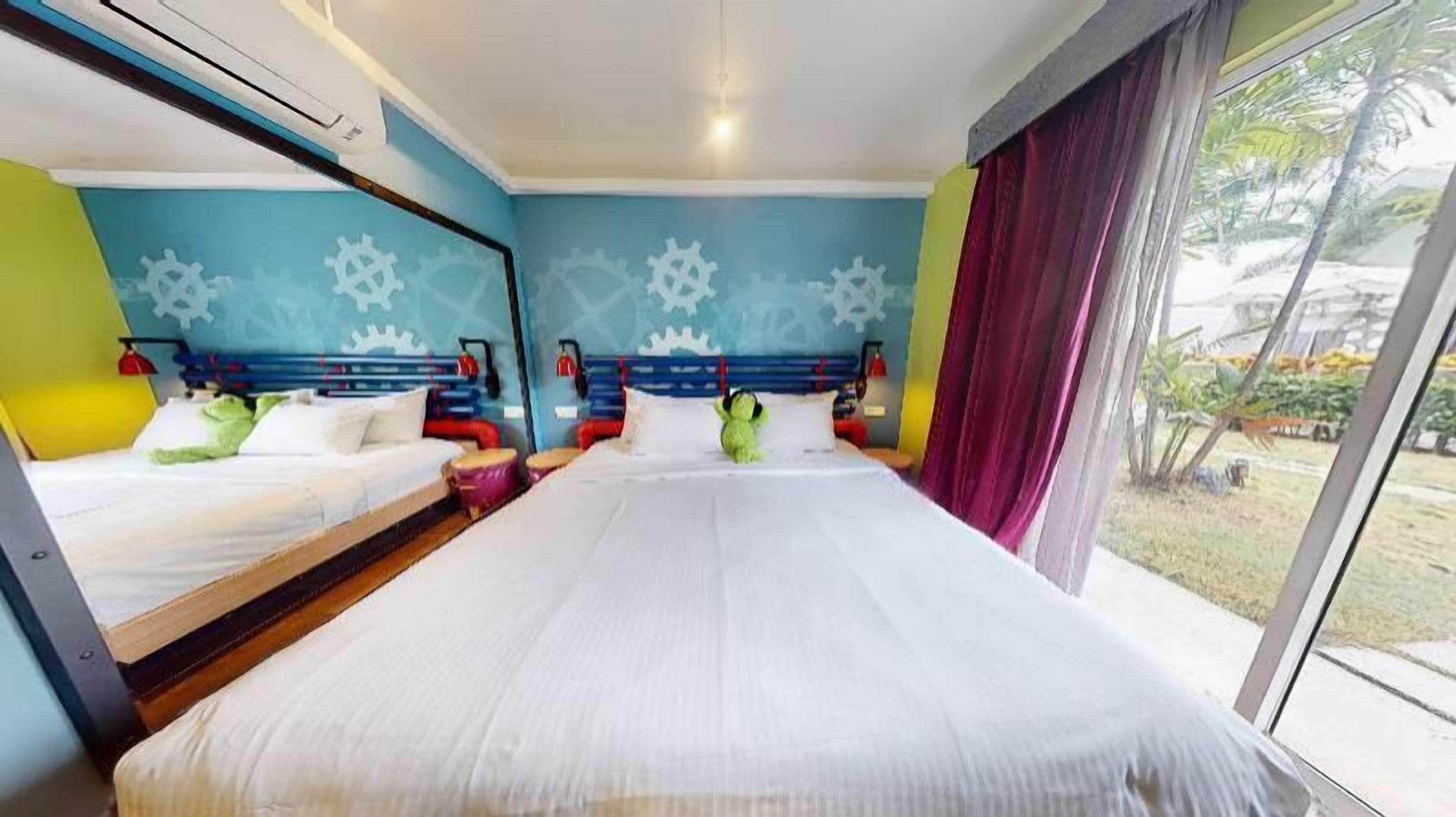 Roupas de cama premium, frigobar, cofres nos quartos