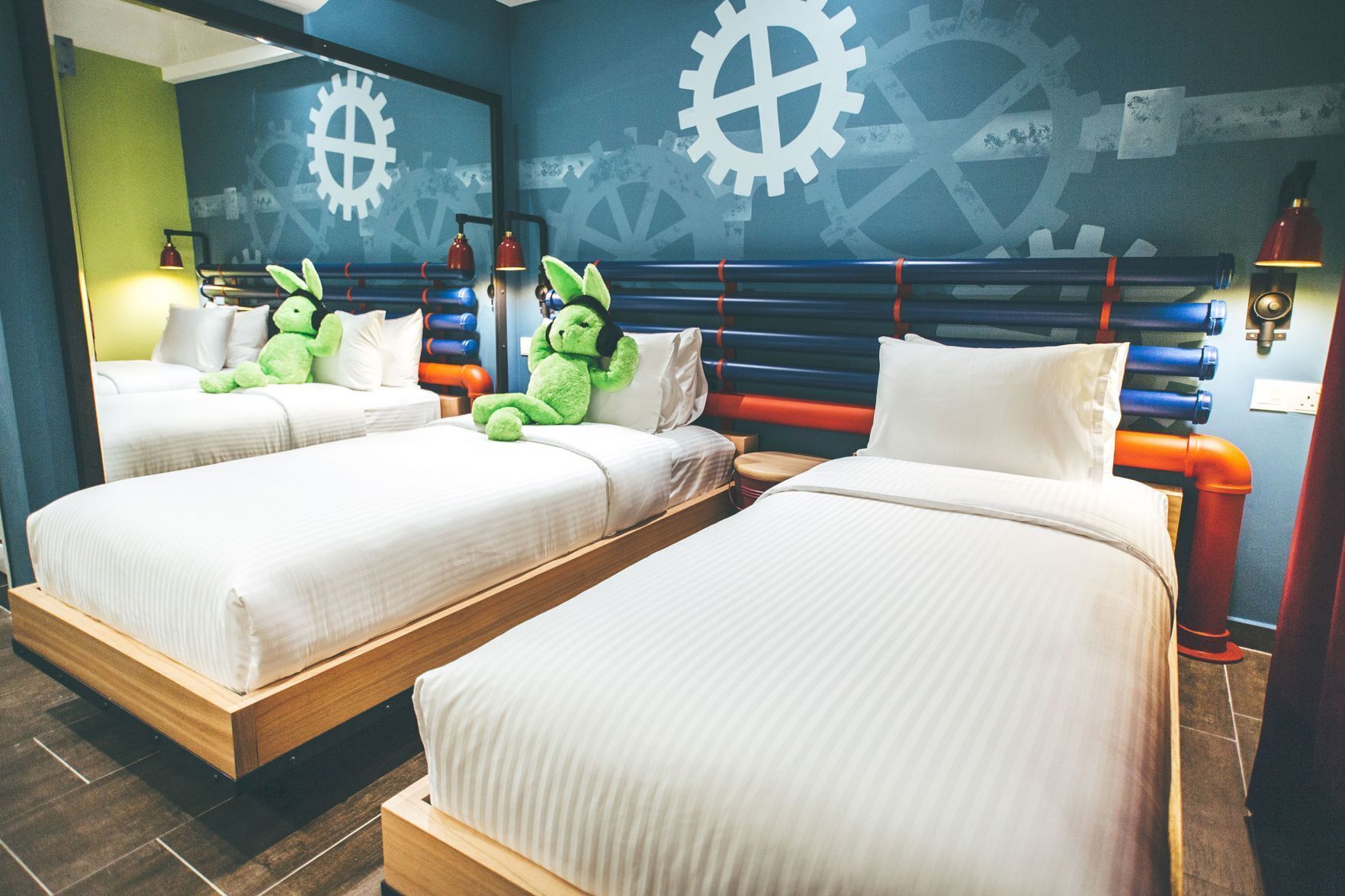 Roupas de cama premium, frigobar, cofres nos quartos