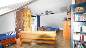 Estúdio empresarial, várias camas, para não fumantes, micro-ondas (Dachstudio mit Seeblick) | Roupas de cama premium, edredons de pluma, frigobar, cofres nos quartos