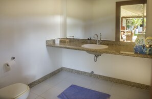 Quarto Standard | Casa de banho | Um polibã, artigos de higiene pessoal grátis, um secador de cabelo 