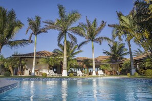 Piscina exterior, guarda-sóis, espreguiçadeiras 