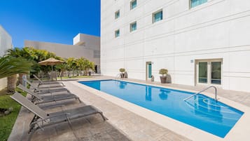 Piscina exterior, espreguiçadeiras