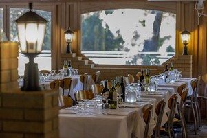 2 restaurantes, que servem almoços, jantares, também cozinha local 