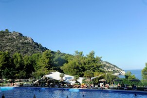 Piscina exterior sazonal, guarda-sóis, espreguiçadeiras 