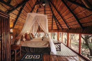 Teak 2 (Standard Family Tree House)  | Cofres nos quartos, roupa de cama