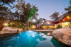 Piscina externa, espreguiçadeiras