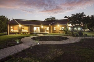 Fachada da propriedade à noite