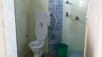 Quarto casal standard | Banheiro | Chuveiro, produtos de toalete grátis, toalhas de banho