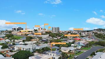 Área residencial com serviços identificados, incluindo centro de convenções para entretenimento, biblioteca, bancos, pubs, supermercado, posto de atendimento 24 horas e Gladstone backpackers.