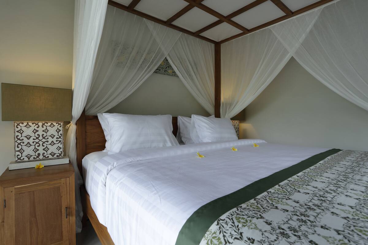 Quarto Deluxe | Roupa de alta qualidade, minibar, cofre no quarto, secretária 