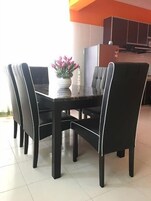 Apartamento, vista para o jardim | Opções para refeição no quarto