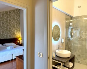 Quarto Duplo Panorâmico, 1 cama king-size, varanda, na torre | Edredões de penas, secretária 