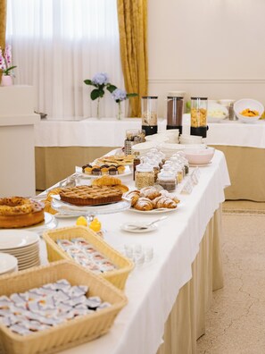Pequeno-almoço tipo buffet diário mediante uma taxa 