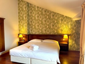Quarto Duplo Panorâmico, 1 cama king-size, varanda, na torre | Edredões de penas, secretária 