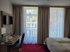 Quarto casal conforto | Frigobar, cofres nos quartos, escrivaninha, cortinas blackout