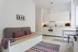 Estúdio Tradicional, no rés do chão | Kitchenette privada | Um frigorífico, um micro-ondas, um forno, uma placa de cozinha 