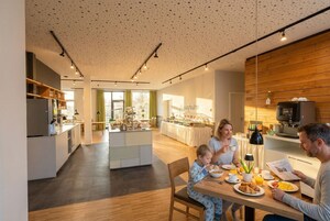 Uma cozinha moderna com área de jantar, armários de madeira e uma ilha central.
