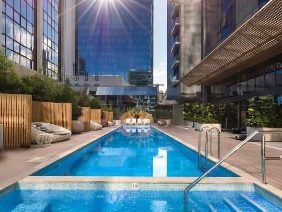 Piscina exterior, espreguiçadeiras