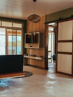 Villa Clássica, 3 quartos, piscina privativa, vista para a lagoa | Sala de estar | TV de ecrã plano