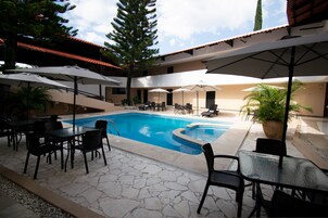 Piscina exterior, guarda-sóis