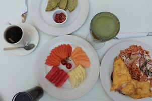 Pequeno-almoço tipo buffet diário mediante uma taxa
