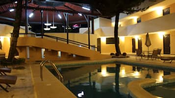 Piscina exterior, guarda-sóis