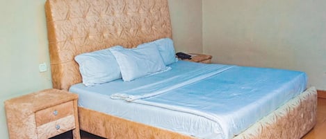 Escrivaninha, espaço de trabalho para notebook, roupa de cama