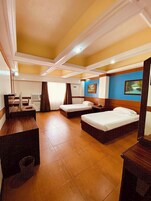 Quarto Duplo Deluxe | Secretária, ferro/tábua de engomar, berços/camas para crianças 