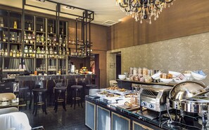Pequeno-almoço tipo buffet diário mediante uma taxa 