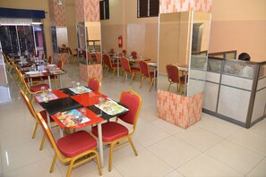 Pequenos-almoços servidos, cozinha local e internacional