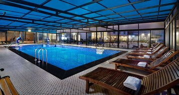 Piscina interior, espreguiçadeiras 