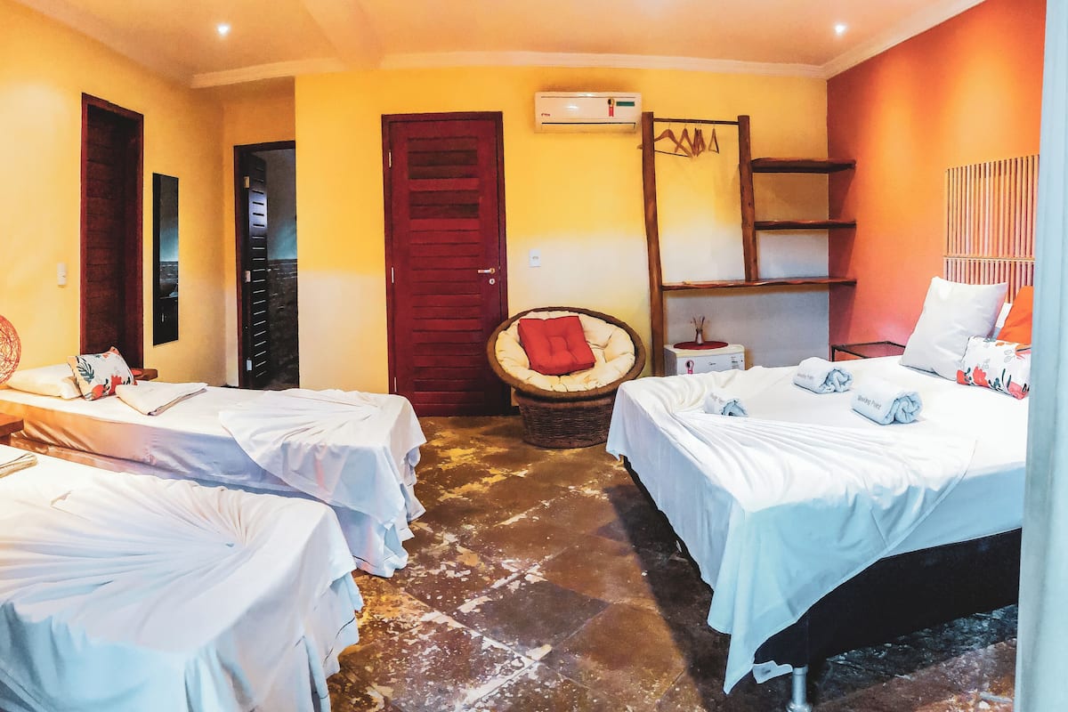 Quarto conforto, 1 quarto, banheiro privativo, no piso térreo (com ventilador) | Wi-Fi de cortesia, roupa de cama