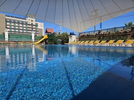 Piscina externa, guarda-sóis, espreguiçadeiras