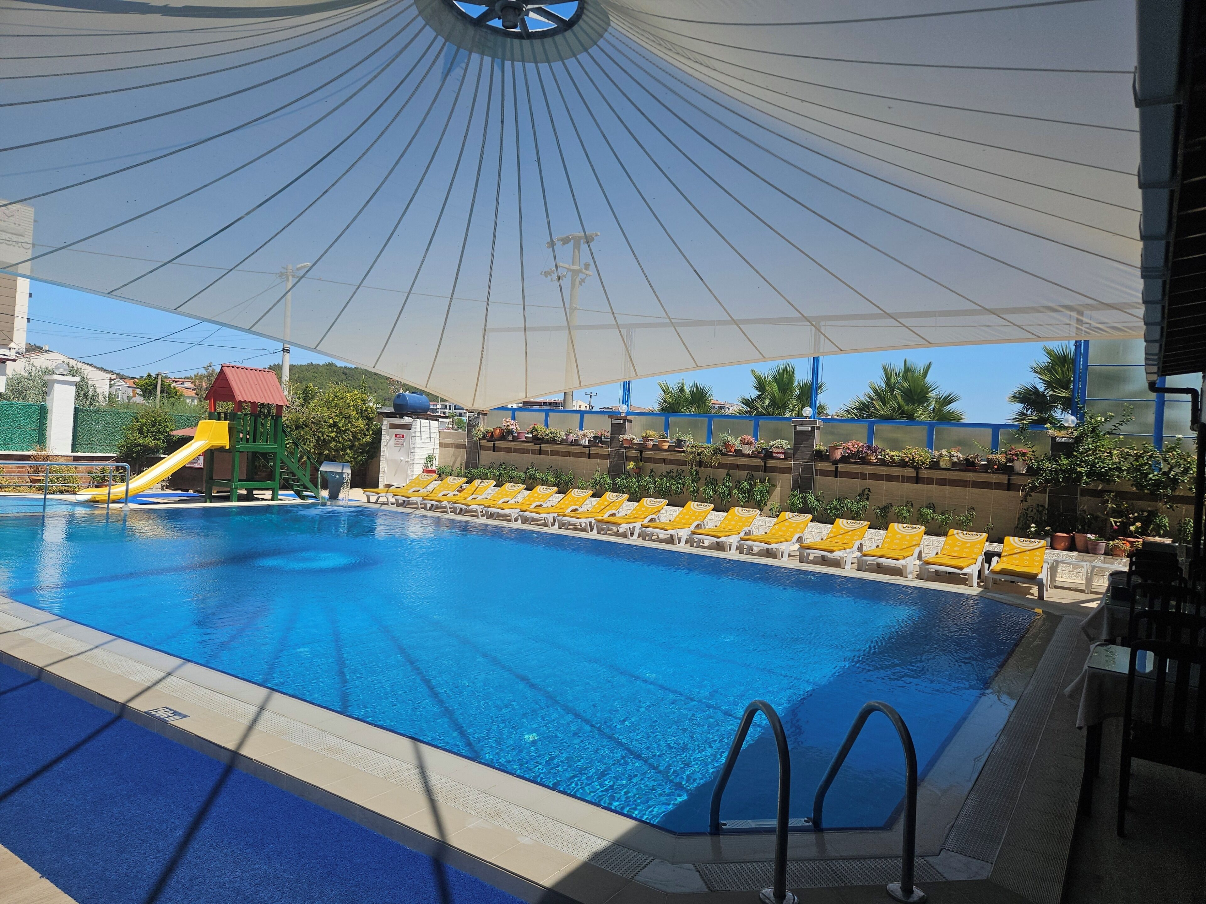 Piscina exterior, guarda-sóis, espreguiçadeiras 