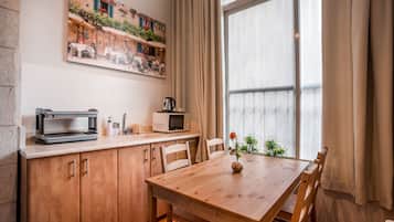 Quarto Duplo Standard | Cozinha privada | Um frigorífico, um micro-ondas