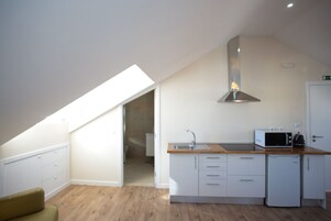 Quarto Quádruplo Básico, várias camas, não fumadores, kitchenette | Kitchenette privada | Uma chaleira elétrica