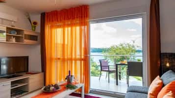 Executive Three Bedroom Apartment, Balcony, Sea view | Área de estar | TV de tela plana, DVD player