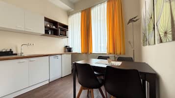 Apartamento conforto, 1 quarto, cozinha, no jardim | Cozinha privada | Geladeira, micro-ondas, cooktop, cafeteira/chaleira