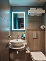 Quarto Standard, 1 cama de casal, não fumadores, sem janelas | Casa de banho | Um polibã, um secador de cabelo, toalhas fornecidas 