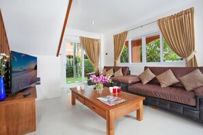 Villa Comfort, 4 quartos | Sala | TV de ecrã plano