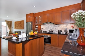 Villa Comfort, 4 quartos | Cozinha privada | Um frigorífico, um micro-ondas, um forno, uma placa de cozinha