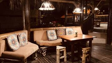 Quarto casal básico, 1 cama de casal | Área do café da manhã | Café da manhã feito na hora todos os dias mediante uma taxa