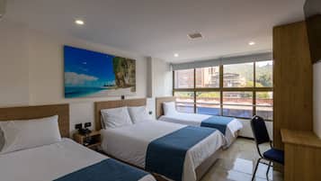 Quarto Triplo | Roupa de alta qualidade, secretária