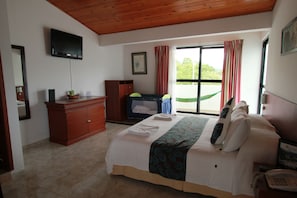 Quarto casal clássico, 1 cama de casal, sacada | Vista do quarto