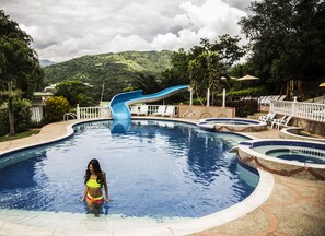 2 piscinas externas, guarda-sóis, espreguiçadeiras